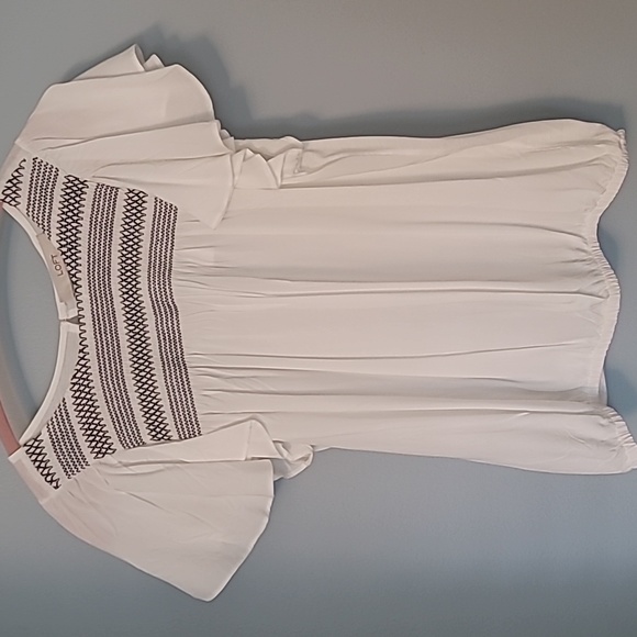 LOFT | Tops | Loft Flowt Top With Black Stitched Trim | Poshmark